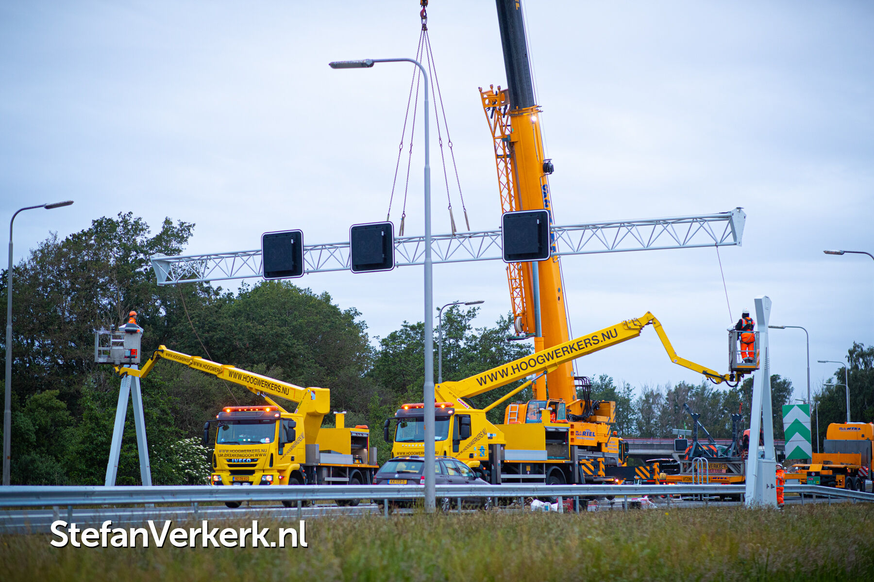 Plaatsen portalen voor matrixborden A28 H-baan knooppunt Hattemerbroek ...