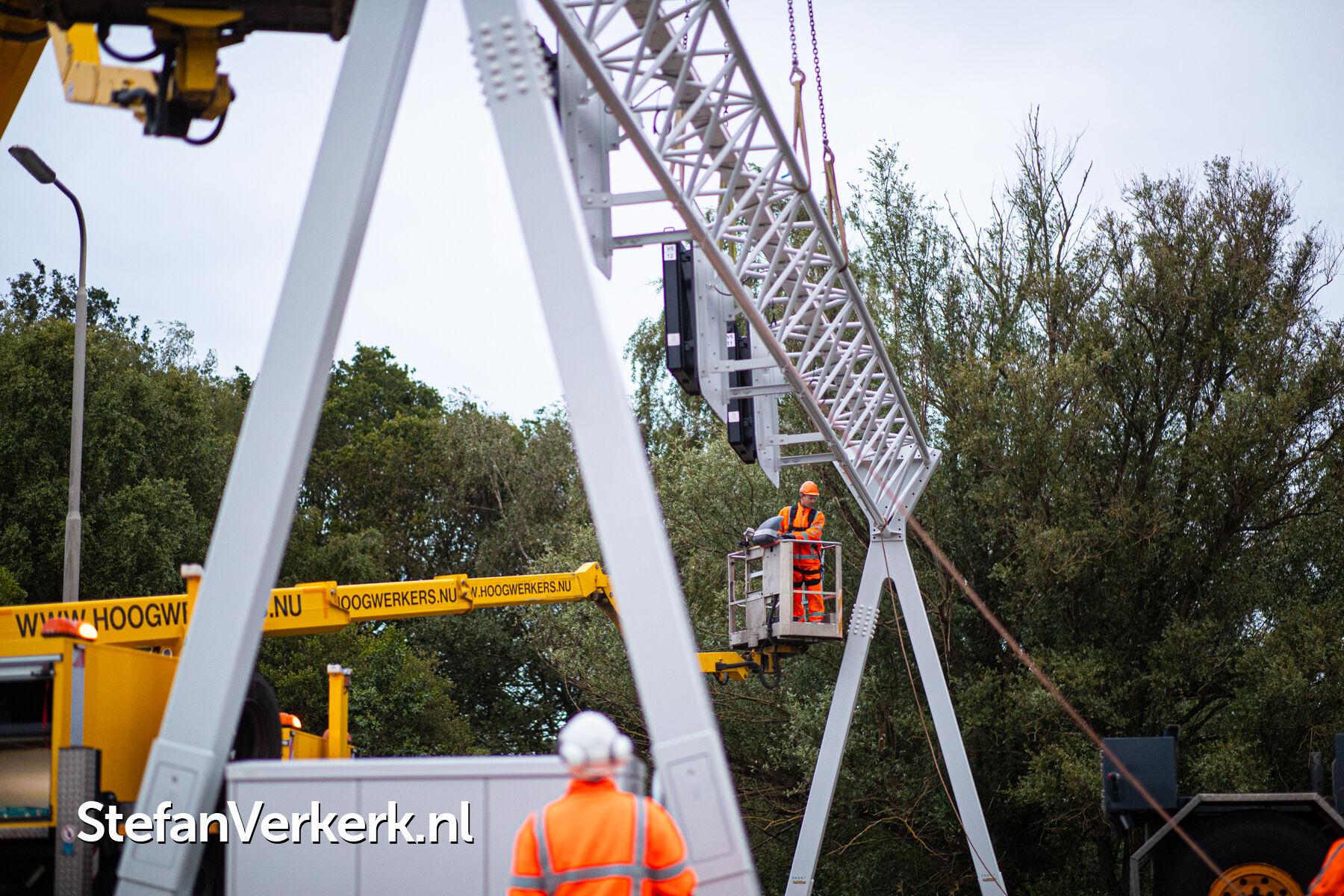 Plaatsen portalen voor matrixborden A28 H-baan knooppunt Hattemerbroek ...