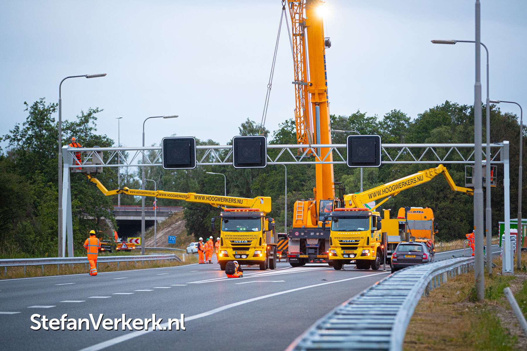 Plaatsen portalen voor matrixborden A28 H-baan knooppunt Hattemerbroek ...