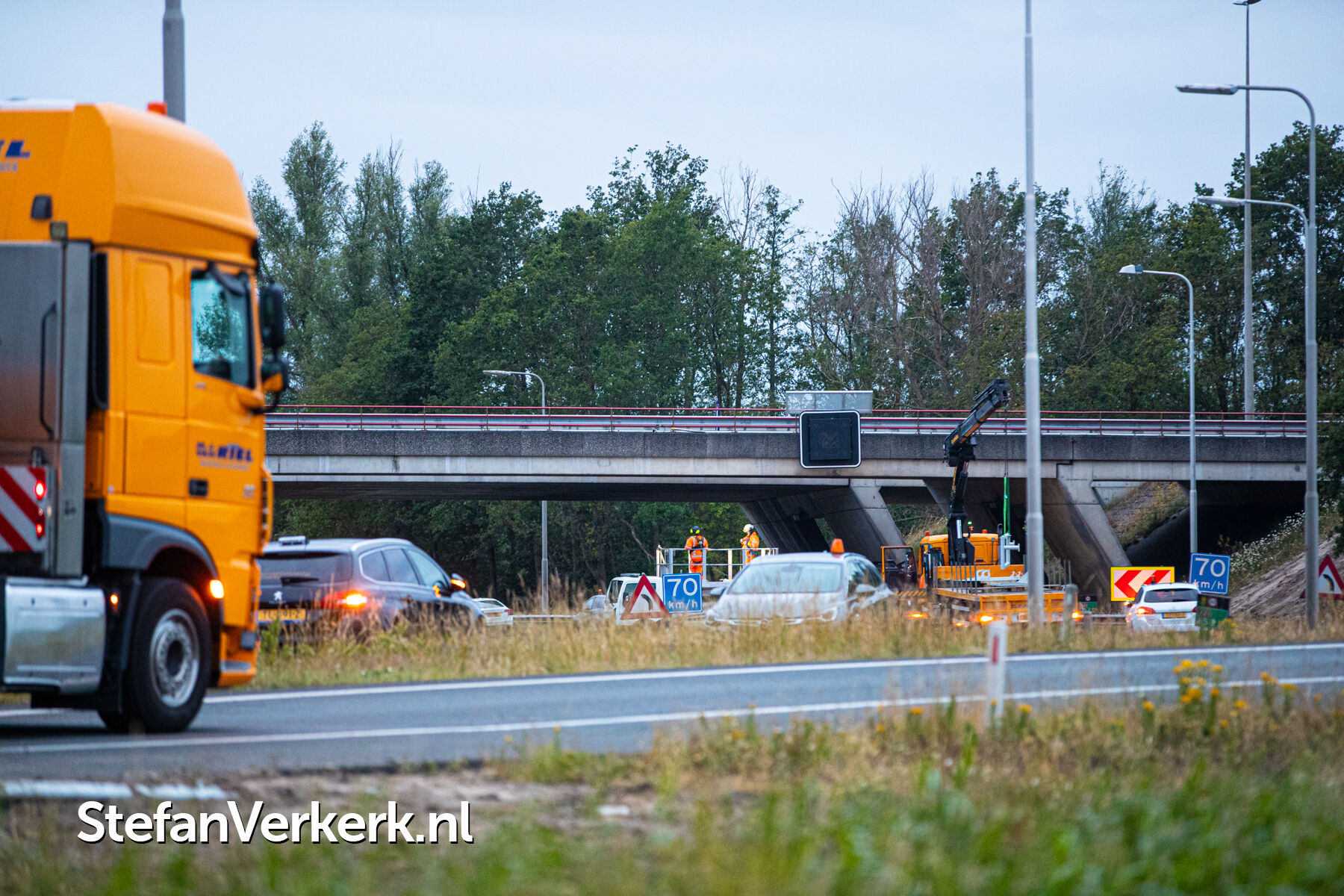 Plaatsen portalen voor matrixborden A28 H-baan knooppunt Hattemerbroek ...