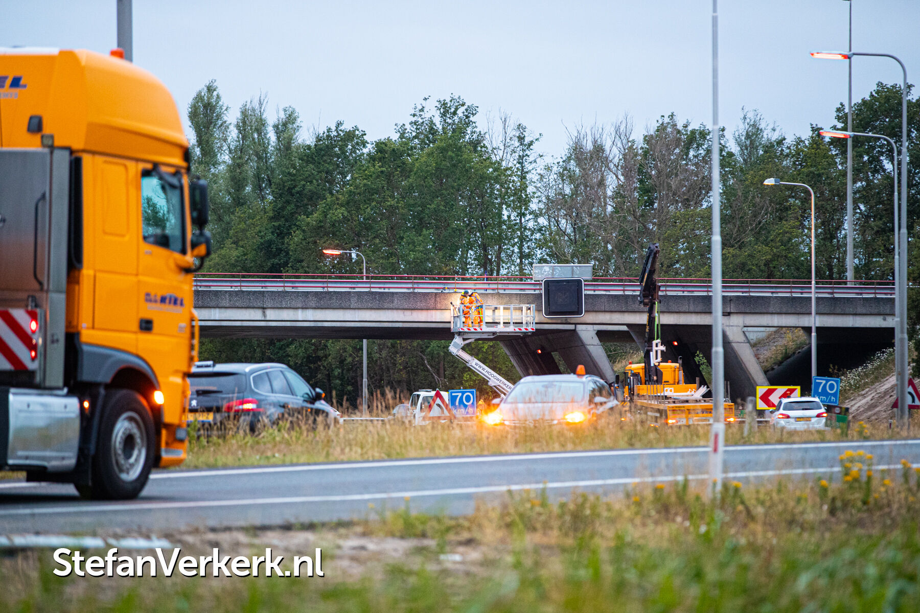 Plaatsen portalen voor matrixborden A28 H-baan knooppunt Hattemerbroek ...