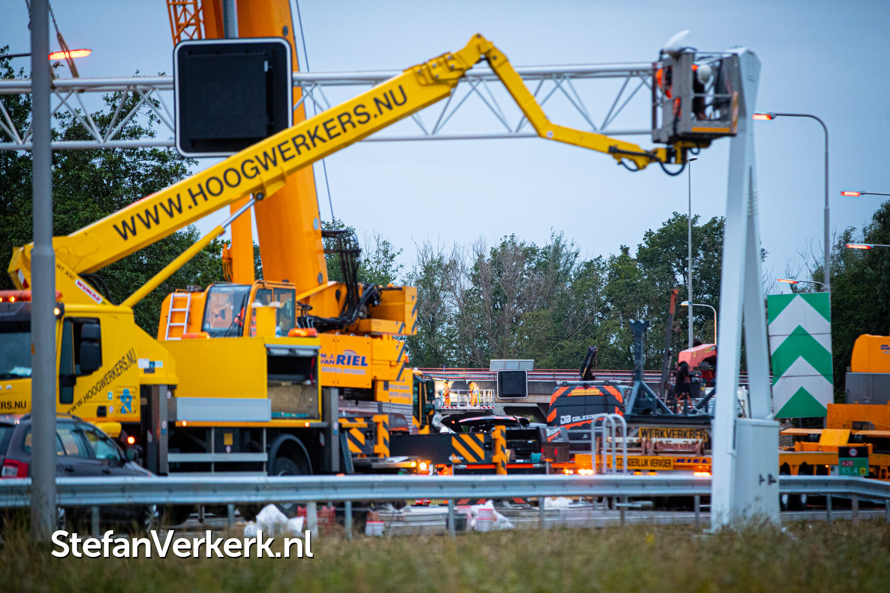 Plaatsen portalen voor matrixborden A28 H-baan knooppunt Hattemerbroek ...
