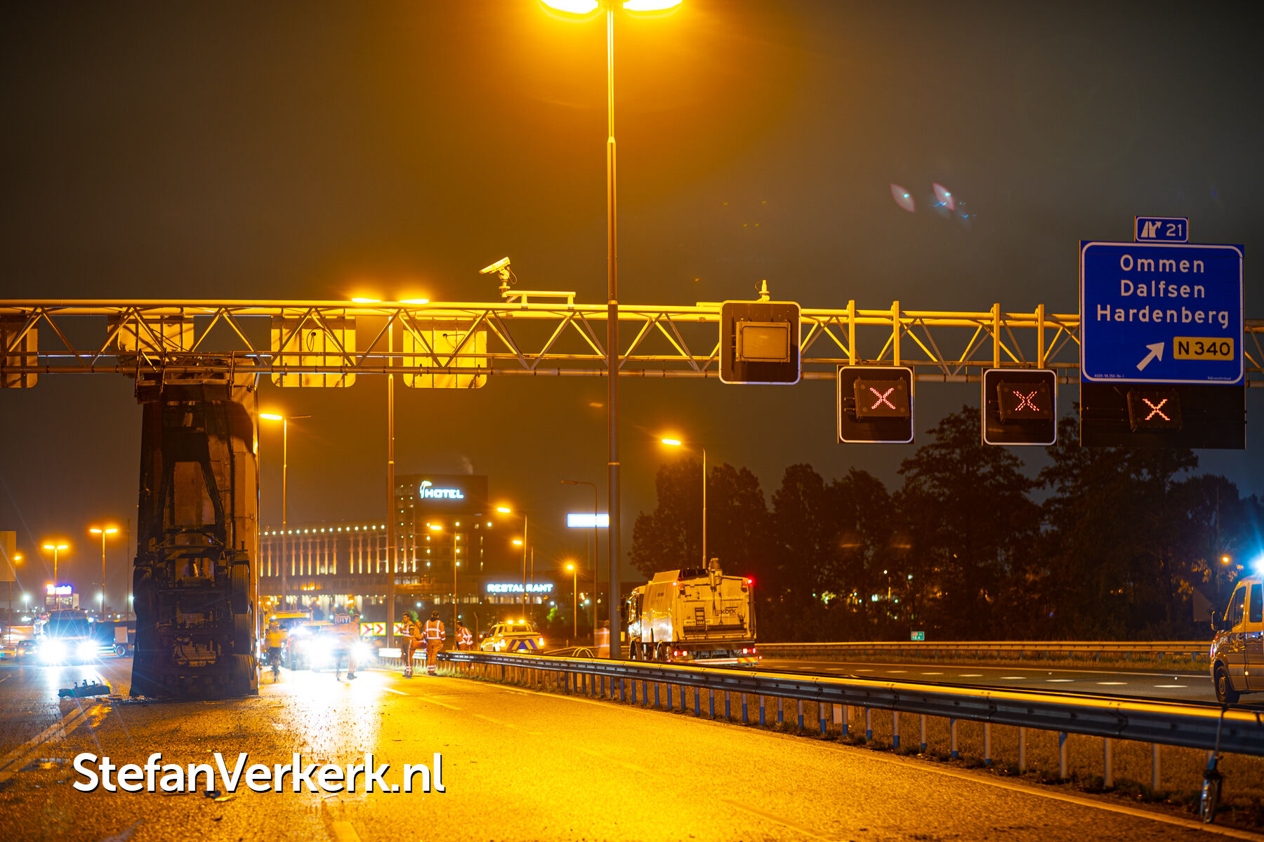 Ongeval laadbak vrachtwagen botst tegen portaal matrixborden A28 Li 98 ... Ongeval laadbak vrachtwagen botst tegen portaal matrixborden A28 Li 98 ...