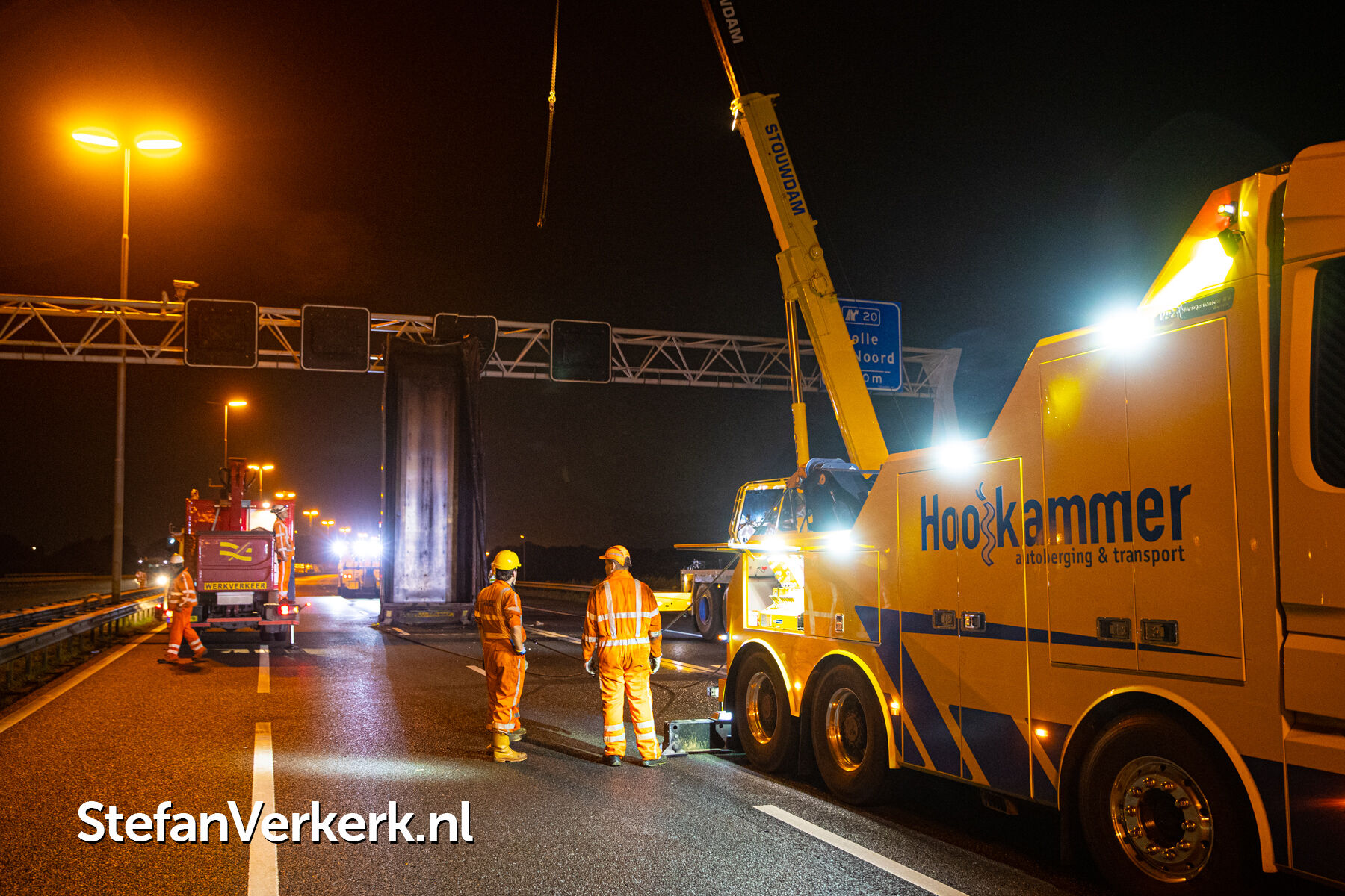 Ongeval laadbak vrachtwagen botst tegen portaal matrixborden A28 Li 98 ... Ongeval laadbak vrachtwagen botst tegen portaal matrixborden A28 Li 98 ...