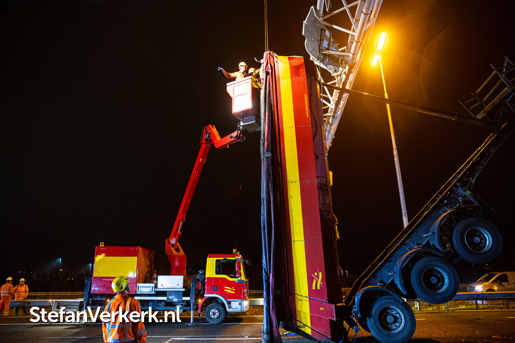 Ongeval laadbak vrachtwagen botst tegen portaal matrixborden A28 Li 98 ... Ongeval laadbak vrachtwagen botst tegen portaal matrixborden A28 Li 98 ...