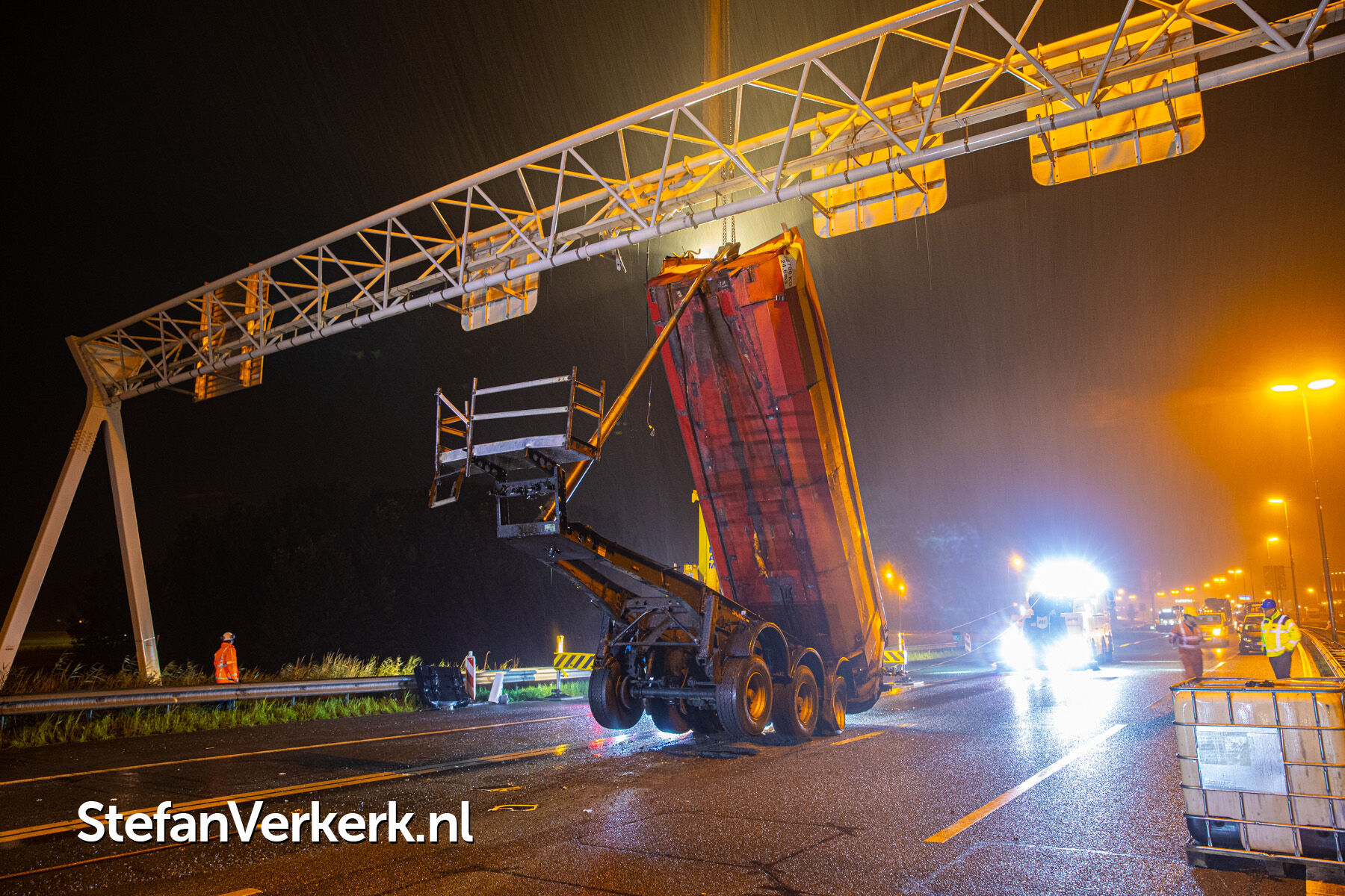 Laadbak vrachtwagen botst tegen portaal met matrixborden op de A28 bij Zwolle: snelweg uren ...
