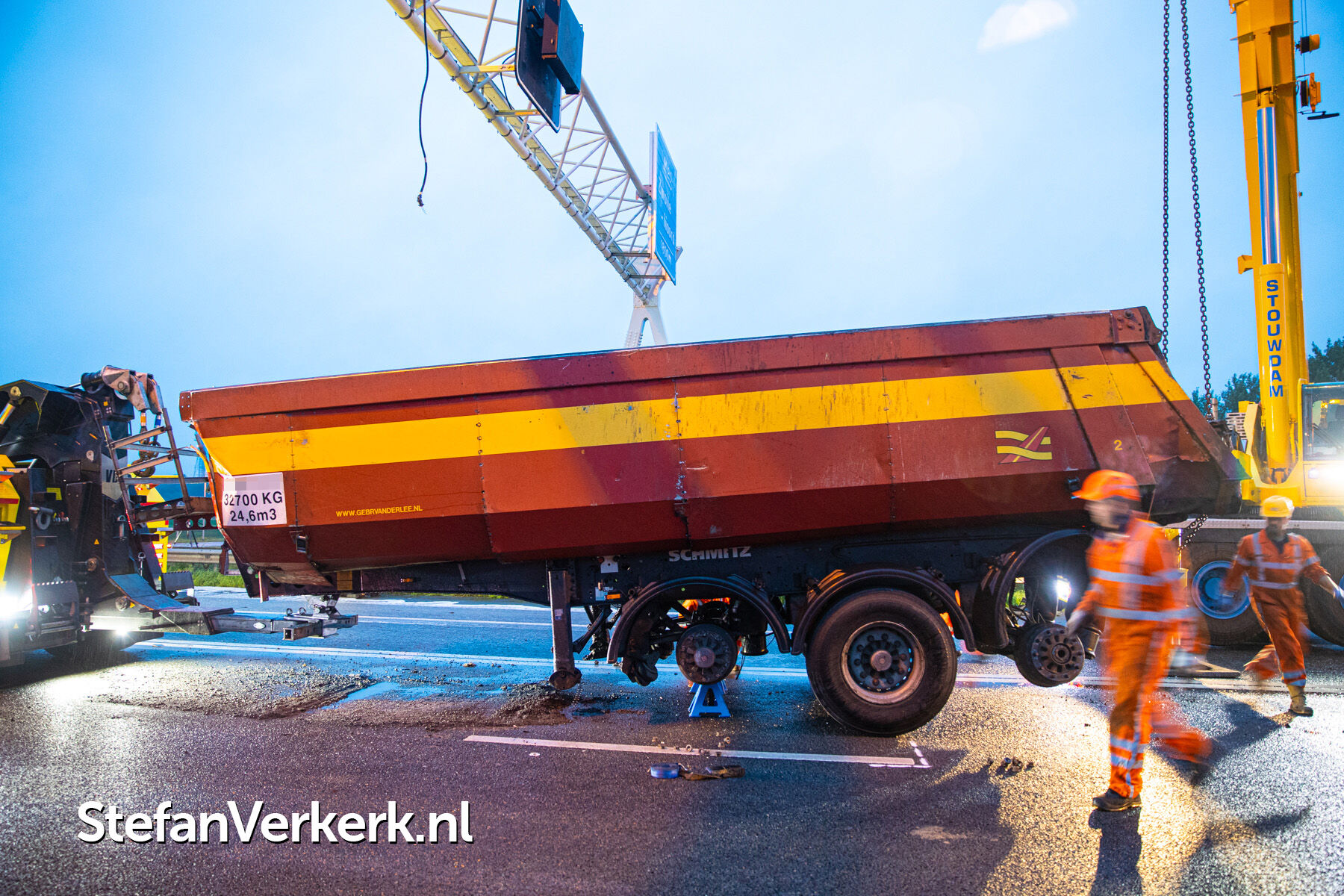 Ongeval laadbak vrachtwagen botst tegen portaal matrixborden A28 Li 98,2 Zwolle - Foto's ...