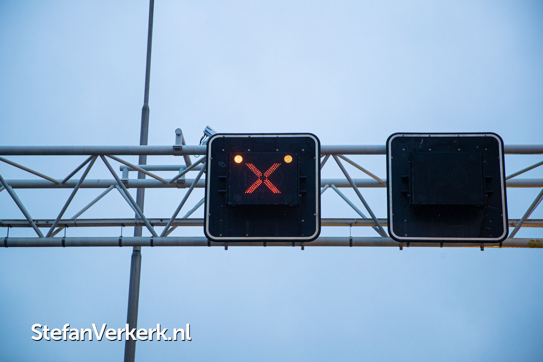 Ongeval laadbak vrachtwagen botst tegen portaal matrixborden A28 Li 98 ...