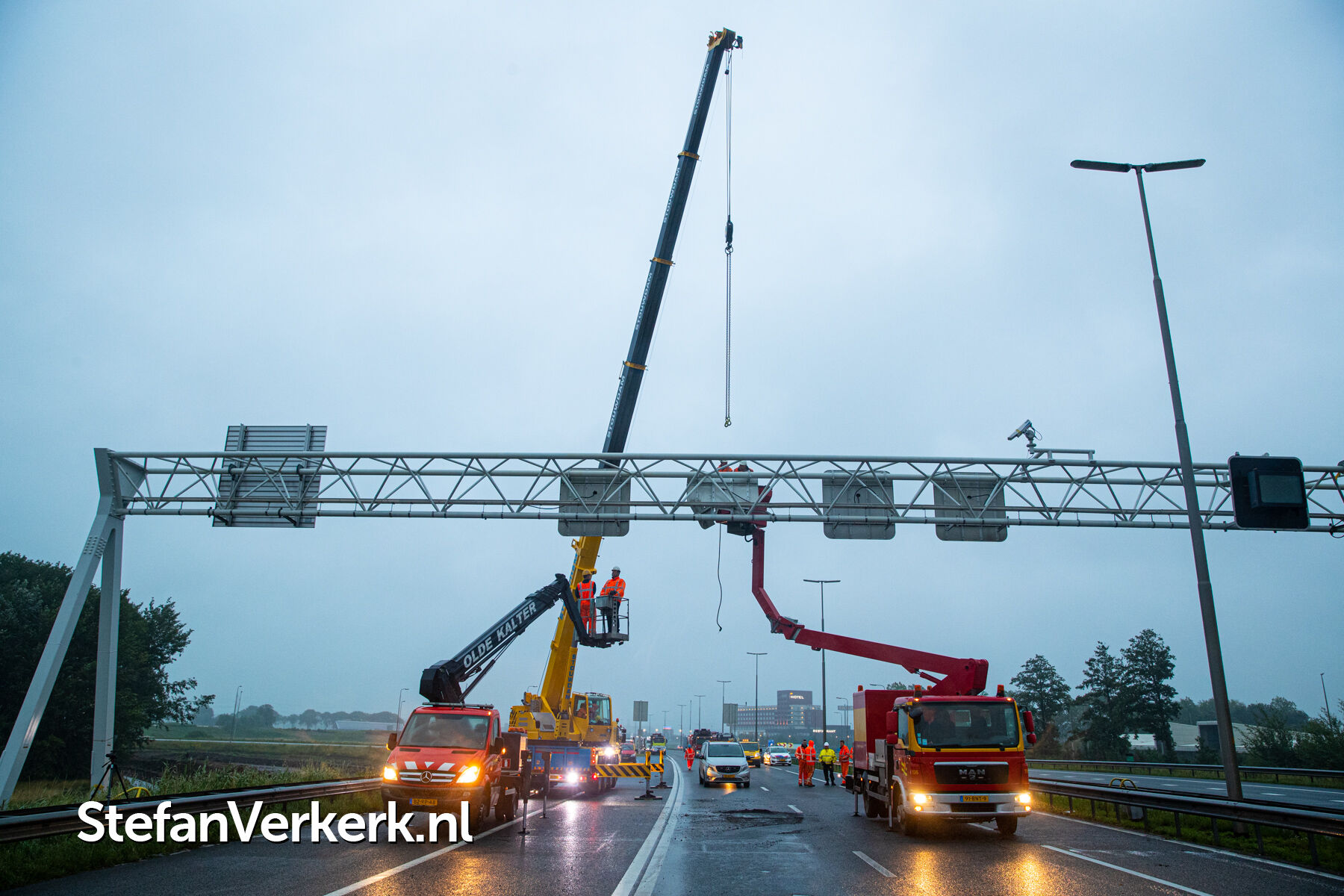 Ongeval laadbak vrachtwagen botst tegen portaal matrixborden A28 Li 98 ... Ongeval laadbak vrachtwagen botst tegen portaal matrixborden A28 Li 98 ...