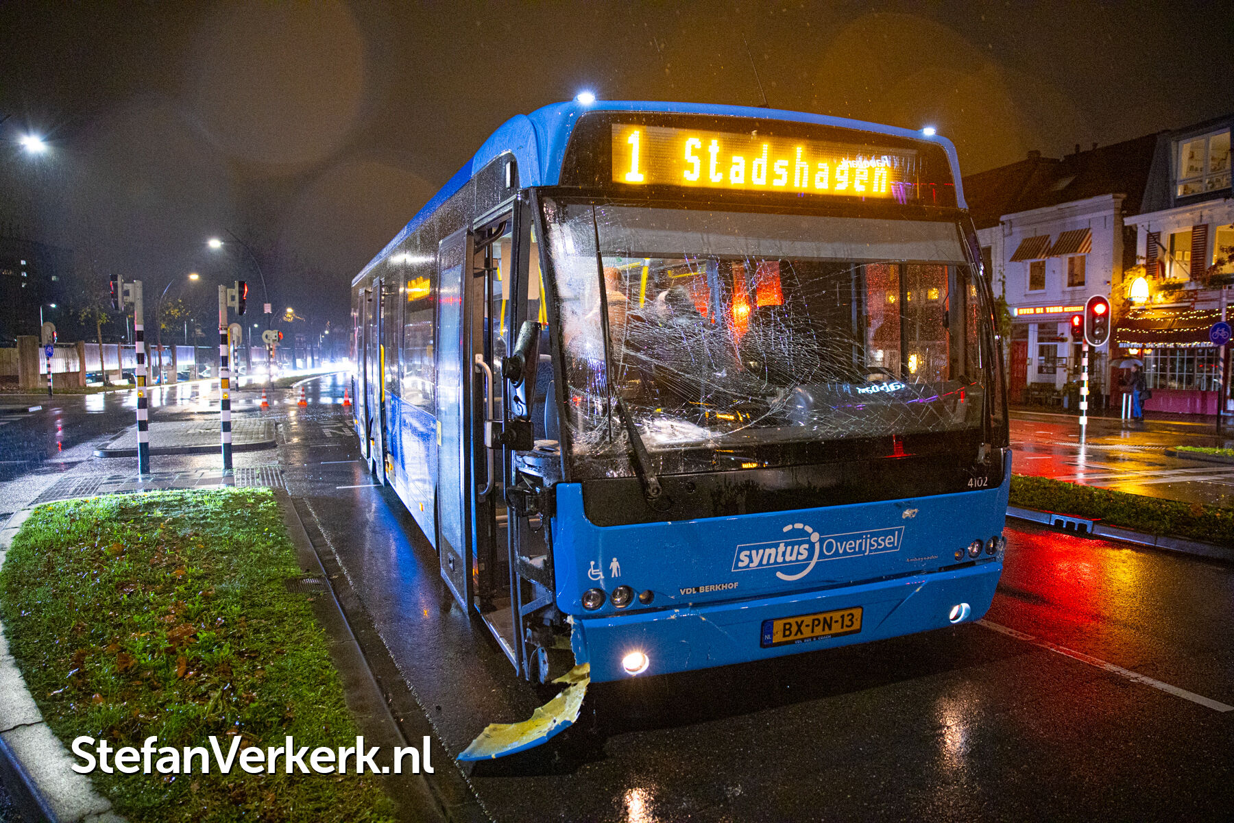 Ongeval stadsbus - personenauto Willemskade Emmawijk Zwolle - Foto's ...