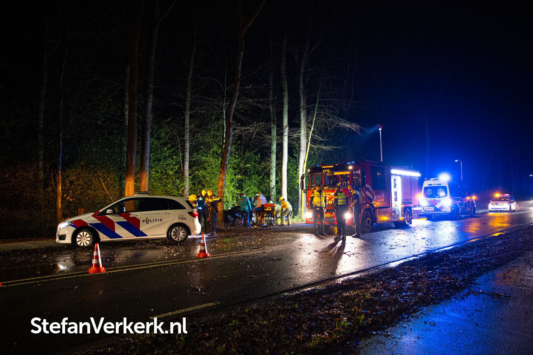 Ernstig ongeval auto tegen boom N794 Heerderweg 15,0 Epe - Foto's - Stefan Verkerk Fotografie ...