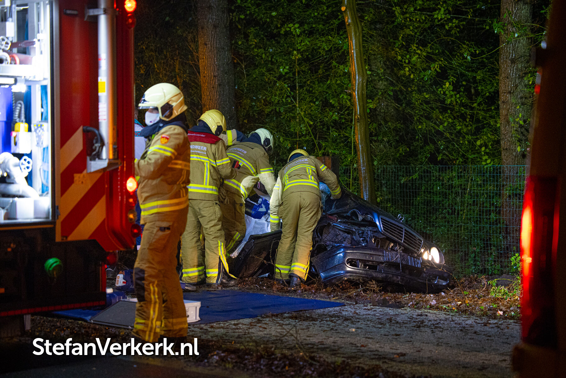 Ernstig ongeval auto tegen boom N794 Heerderweg 15,0 Epe - Foto's - Stefan Verkerk Fotografie ...