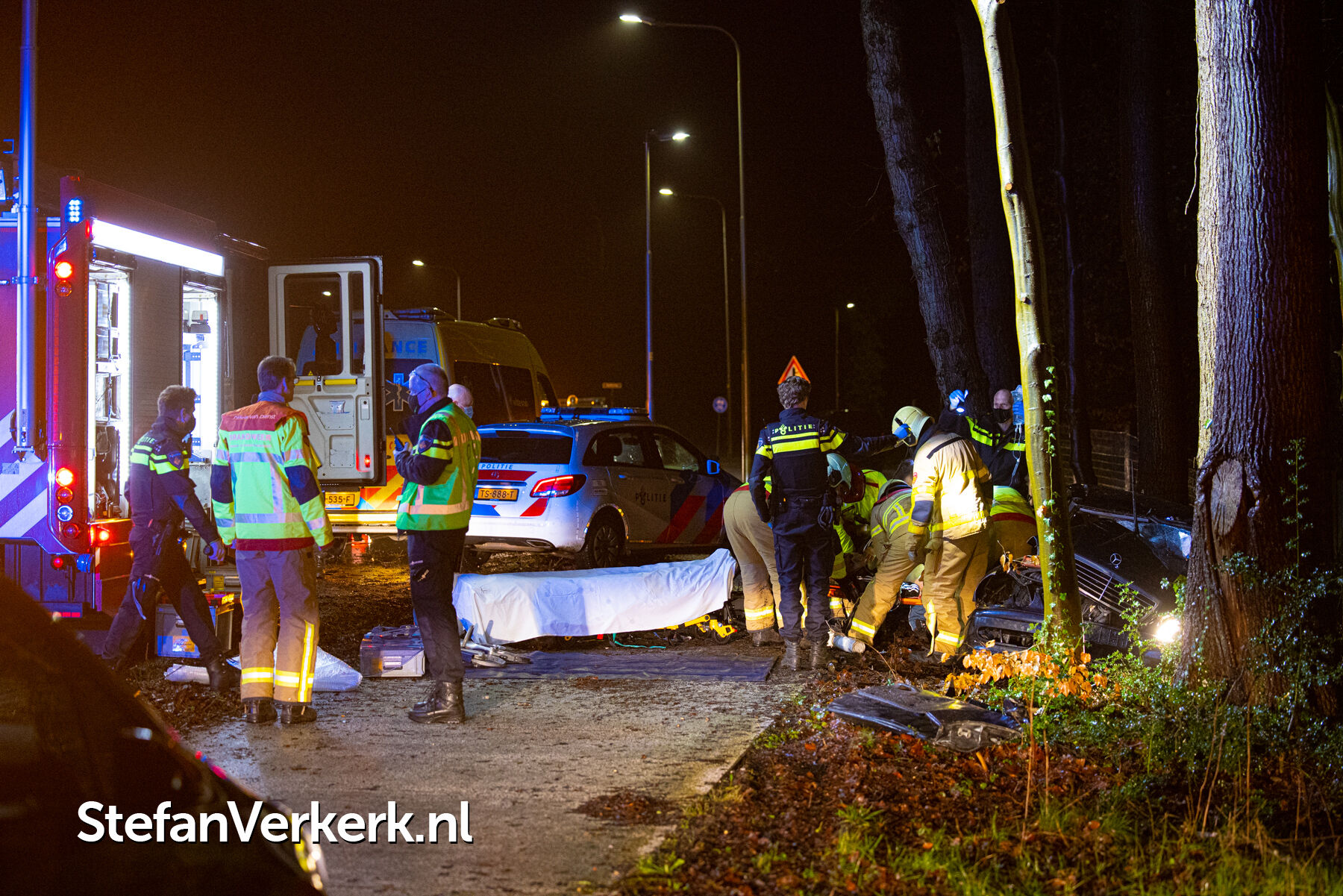 Ernstig ongeval auto tegen boom N794 Heerderweg 15,0 Epe - Foto's - Stefan Verkerk Fotografie ...